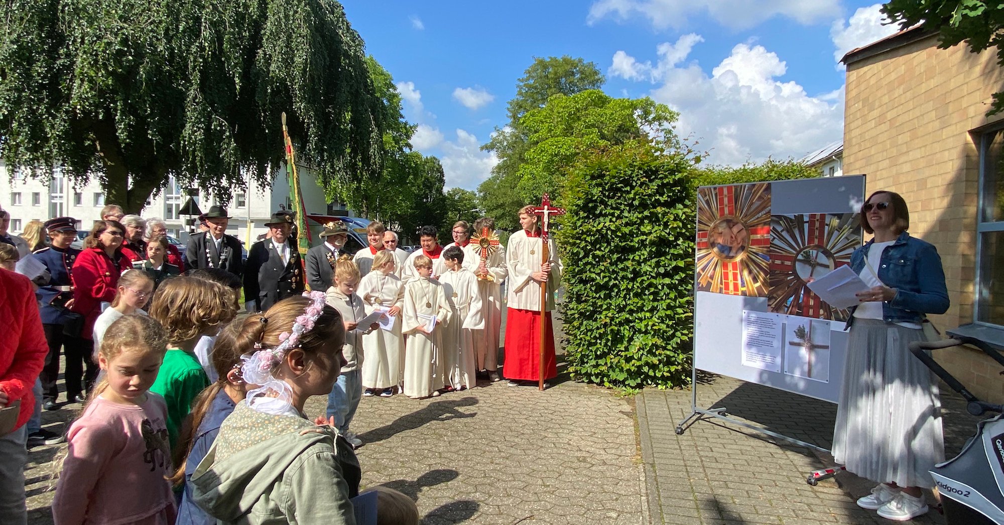 Ein Blick durch die Monstranz | KirchenZeitung für das Bistum Aachen